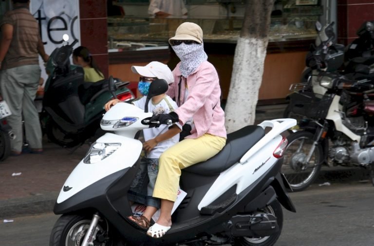 Awas, Lalai Membonceng Anak Naik Motor, Risikonya Tinggi!