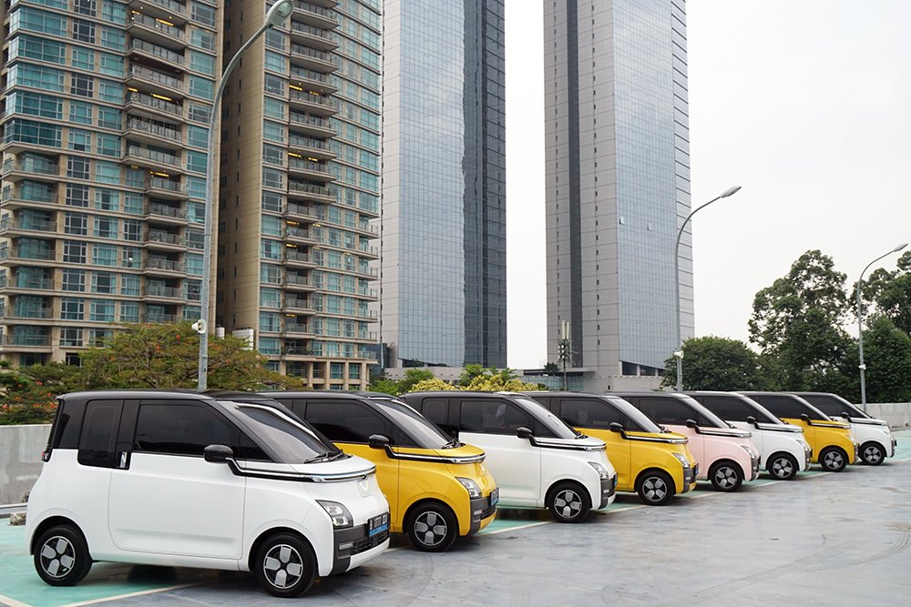 Menjajal Mobil Listrik Wuling Air ev Di Tengah Kemacetan Kota Jakarta ...