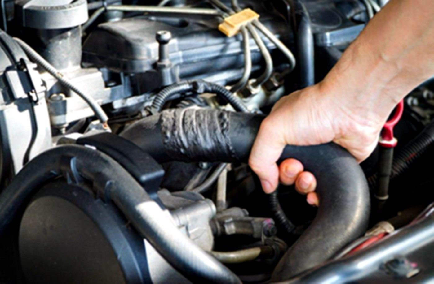 Inilah Ciri-Ciri, Penyebab dan Cara Atasi Selang Radiator - Autos.id