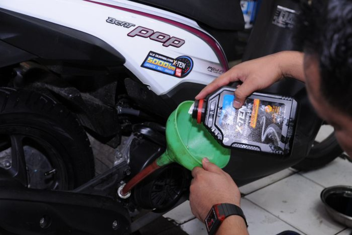 Berapa Kilometer Motor Harus Ganti Oli? Ini Tanda-Tandanya! • SoPasti.Com